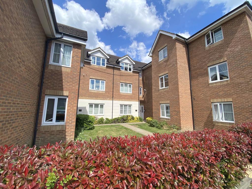 Alconbury Close, Borehamwood 2 bed flat - £1,595 pcm (£368 pw)