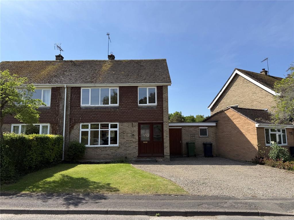 The Crescent, Cookley, Kidderminster... 3 bed semi-detached house - £ ...