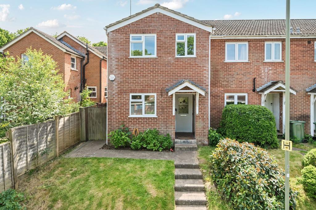 Valley Close, Colden Common, SO21 3 bed end of terrace house - £375,000