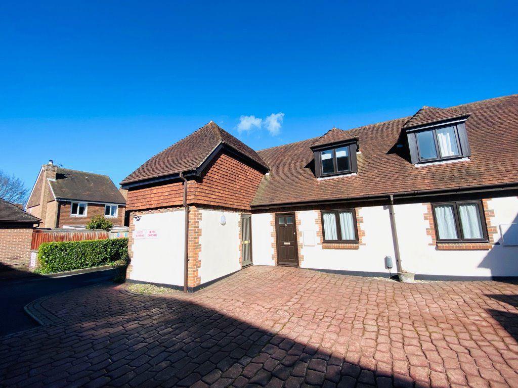 Boxgrove House, Priors Acre 2 bed flat - £1,050 pcm (£242 pw)