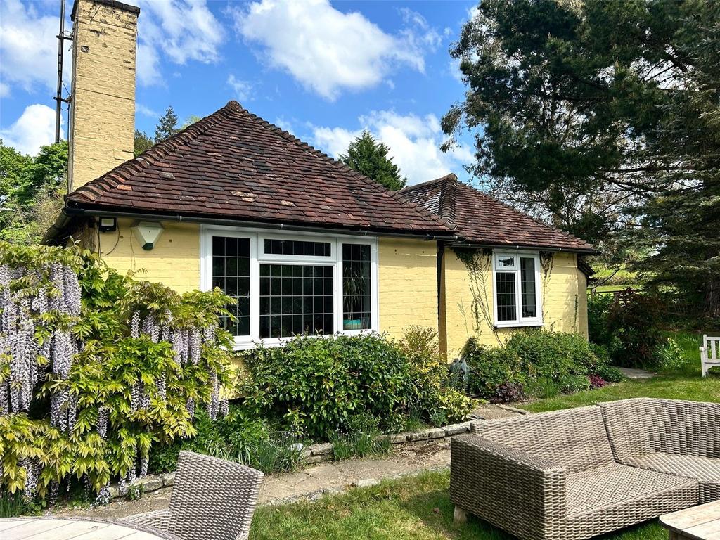 Grants Lane, Oxted, Surrey, RH8 2 bed bungalow - £1,600 pcm (£369 pw)