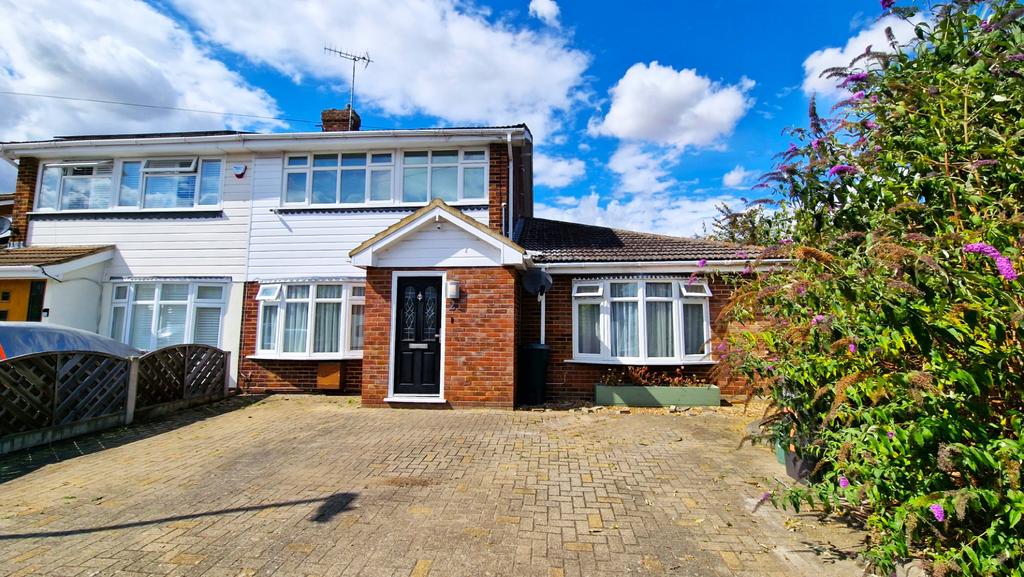 Mitchell Way, South Woodham Ferrers... 3 bed semi-detached house to ...