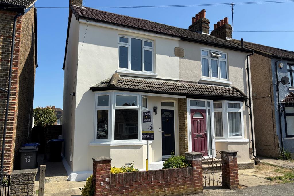 Park Avenue, Egham, Surrey, TW20 3 bed semi-detached house to rent - £ ...