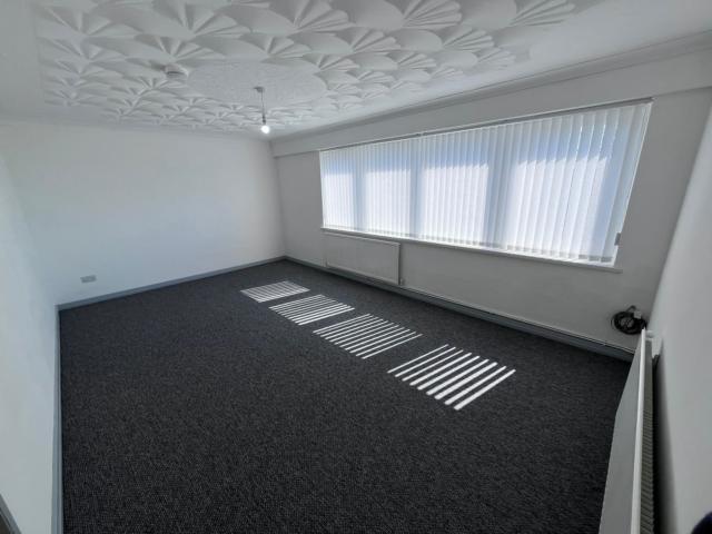 10A Parkway Sketty Swansea 2 bed flat - £900 pcm (£208 pw)