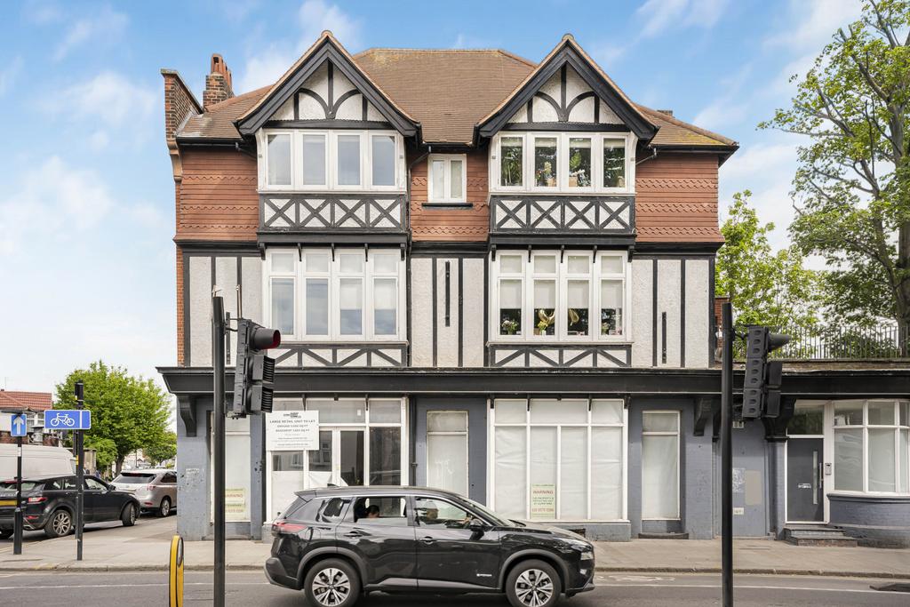 William Court, Hertford Road, N9 7HH 2 bed flat - £325,000