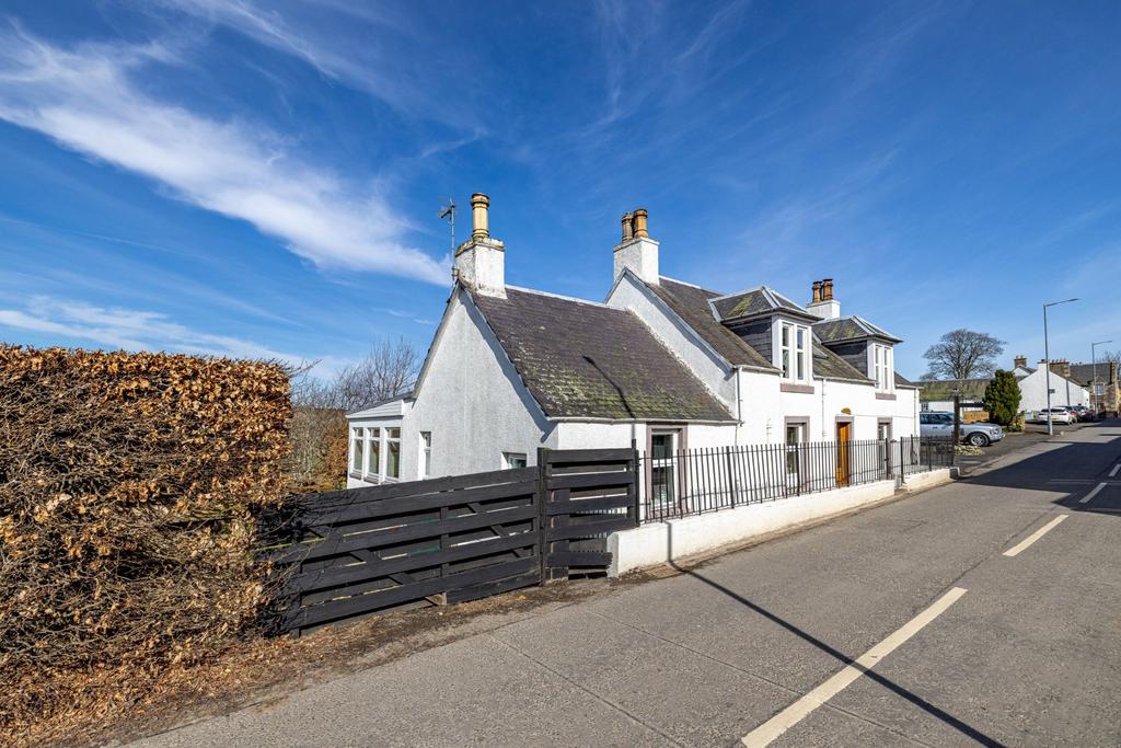 Lilliesleaf, Melrose, Scottish Borders 3 bed detached house - £285,000