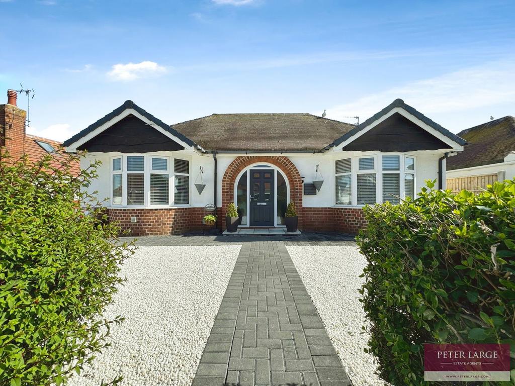 47 Burns Drive, Rhyl, LL18 3BW 2 bed detached bungalow for sale - £299,950