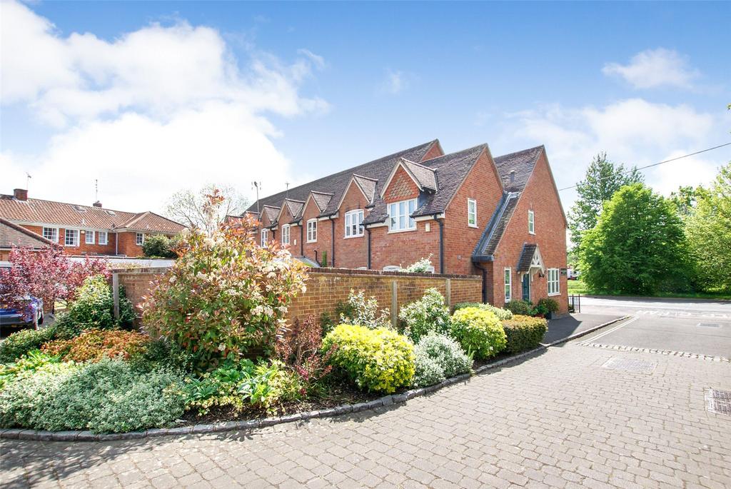 Swan Court, Hartley Wintney RG27 2 bed end of terrace house - £475,000