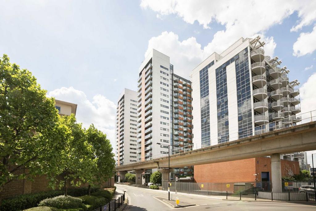 Blackwall Way, London E14 1 bed flat - £1,699 pcm (£392 pw)