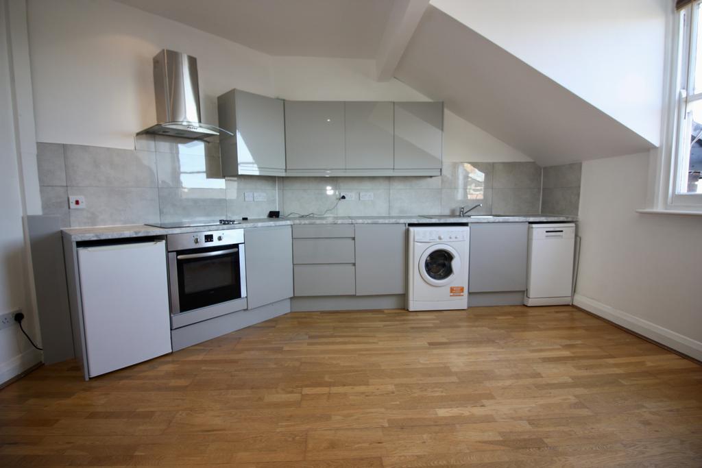 130 High Road, London N11 2 bed apartment - £1,599 pcm (£369 pw)