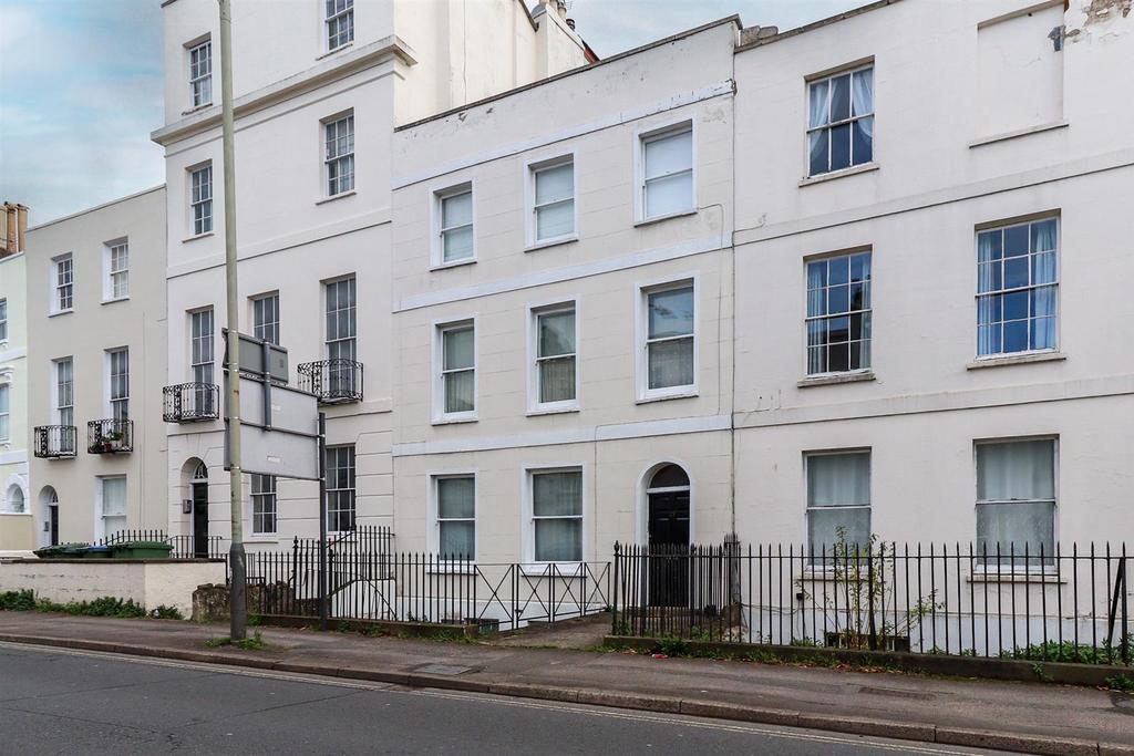 Hewlett Road GL52 6AD 1 bed flat - £975 pcm (£225 pw)