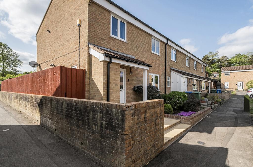 Leaves Green, Bracknell, Berkshire 3 bed end of terrace house - £385,000