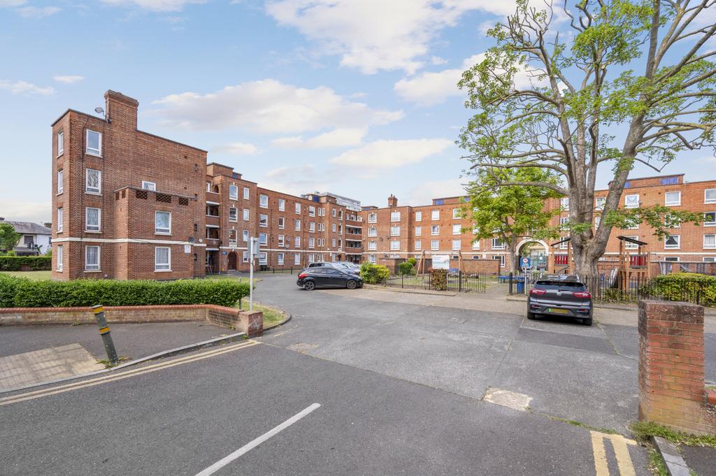 Priory Close, London SW19 3 bed apartment - £2,300 pcm (£531 pw)