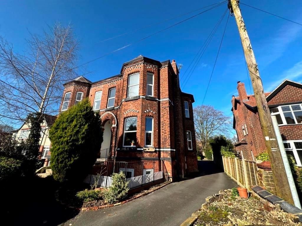 Brantingham Road, Manchester M16 2 bed flat - £995 pcm (£230 pw)