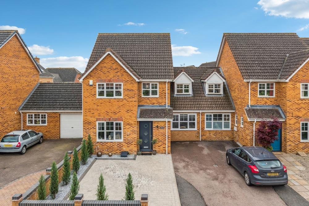 Station Close, Henlow, SG16 4 bed link detached house for sale - £550,000