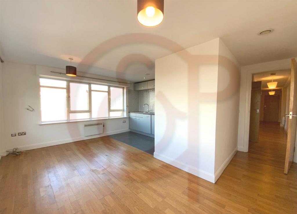 Heathcroft, Ealing, W5 2 bed flat to rent - £2,100 pcm (£485 pw)