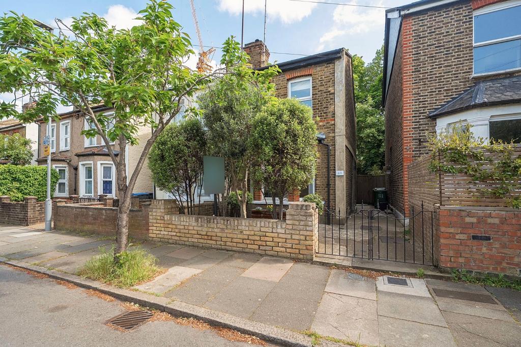 Portman Road, Kingston Upon Thames, KT1 2 bed house - £2,350 pcm (£542 pw)