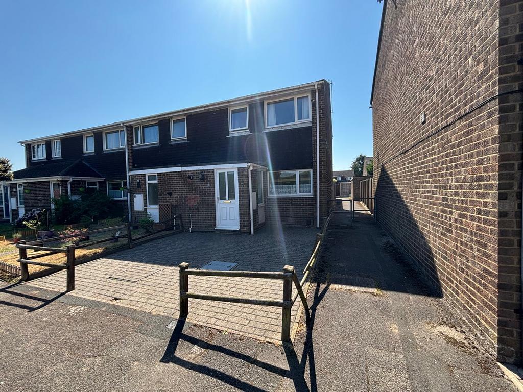 Mendip Drive, Tilehurst, Reading, RG31 3 bed end of terrace house to ...