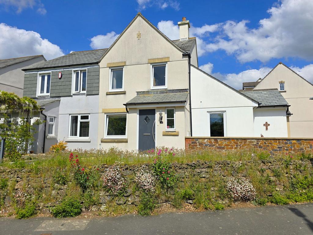 Pillmere Drive, Saltash PL12 3 bed end of terrace house for sale - £270,000