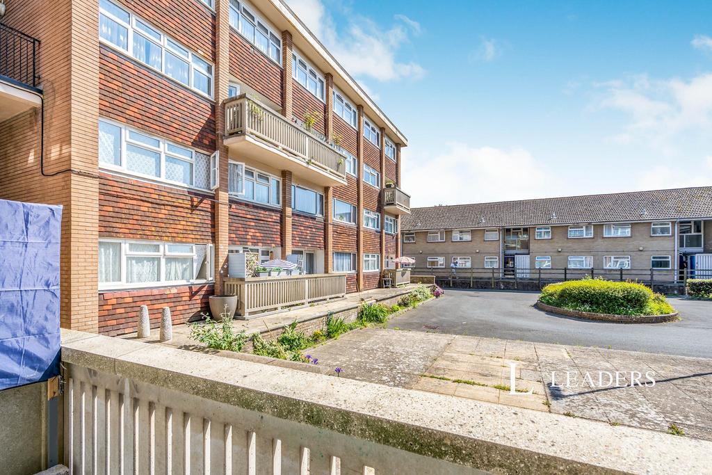 Sutherland Court, PO21 3 bed maisonette - £1,300 pcm (£300 pw)