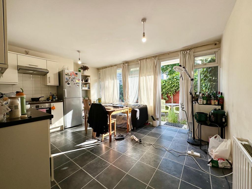 Cooks Road, London SE17 4 bed apartment - £3,500 pcm (£808 pw)