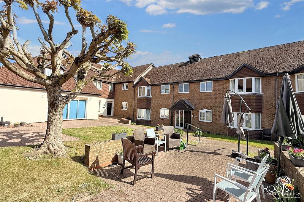 Ferndale Court, Berkshire RG19 2 bed apartment for sale - £160,000