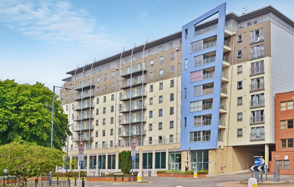 WOKING 2 bed flat for sale - £310,000