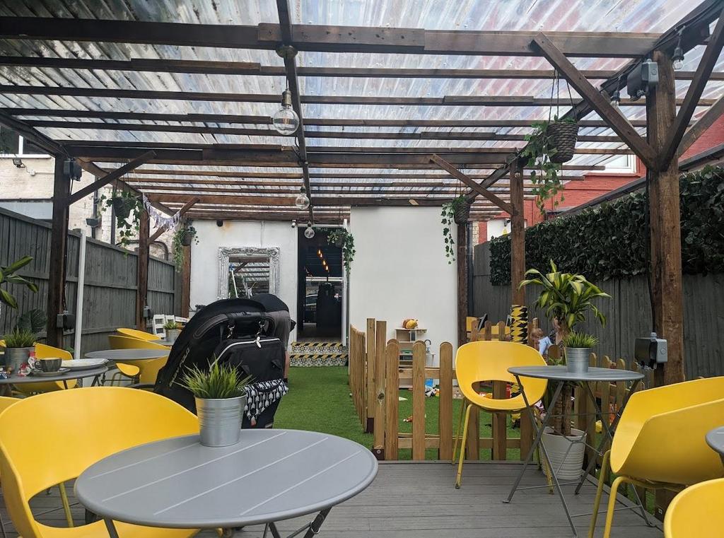 Friern Barnet Road, London N11 Cafe for sale - £75,000
