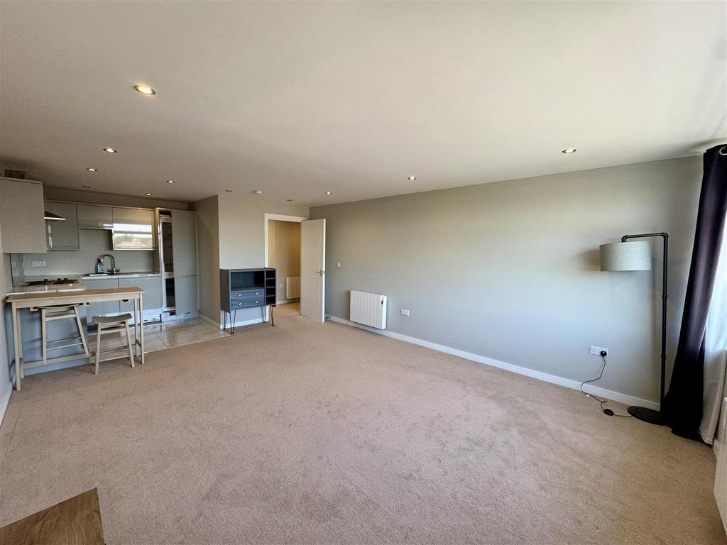 Fleet Road, Fleet GU51 2 bed apartment - £225,000