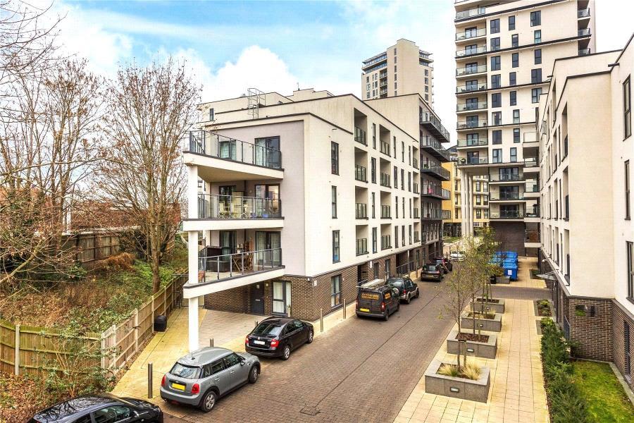 Nankeville Terrace, Woking GU22 2 bed apartment - £1,650 pcm (£381 pw)
