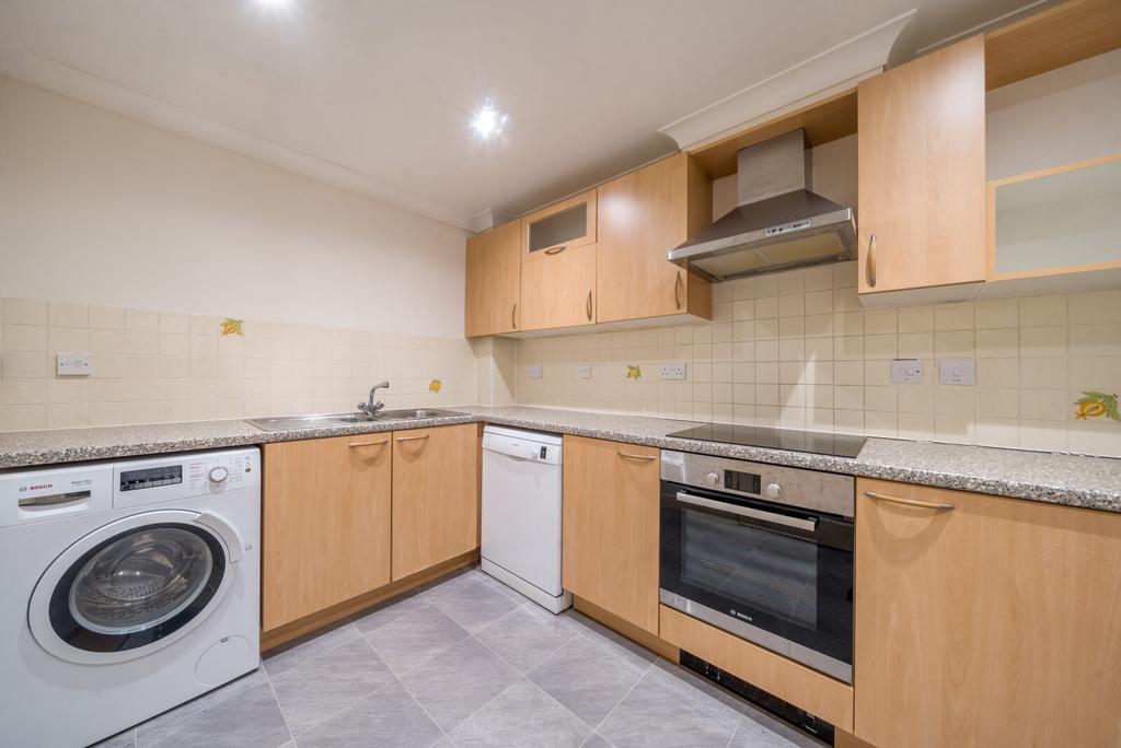 Kings Road, Farncombe, Godalming, GU7 2 bed flat to rent - £1,500 pcm ...