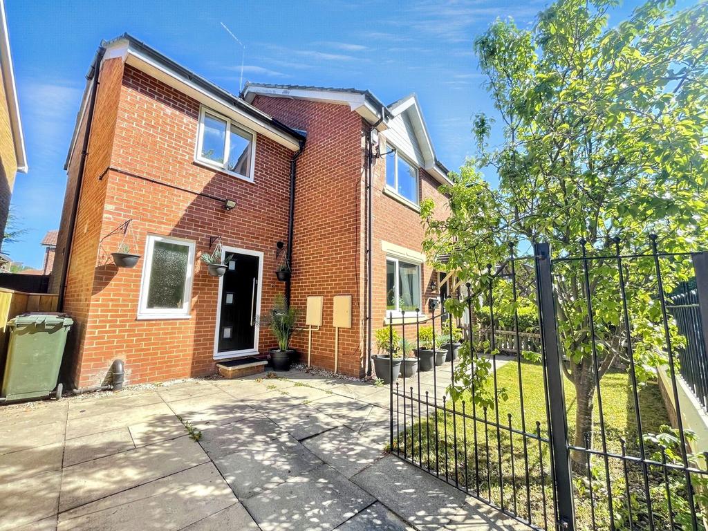 Braydon Drive, North Shields, Tyne... 4 bed semi-detached house - £200,000