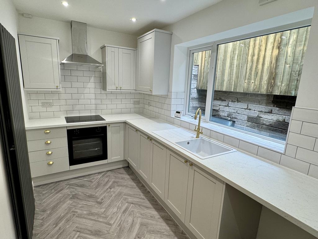 Vale View Terrace, Nant-Y-Moel, CF32 3 bed terraced house - £800 pcm (£ ...