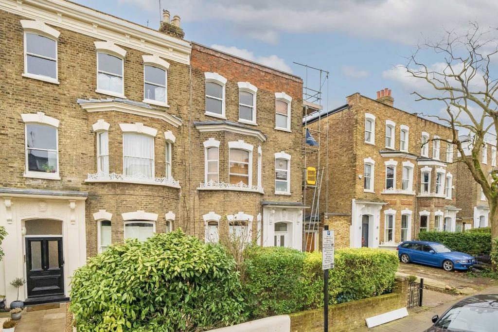 Penn Road, London N7 2 bed flat - £2,700 pcm (£623 pw)