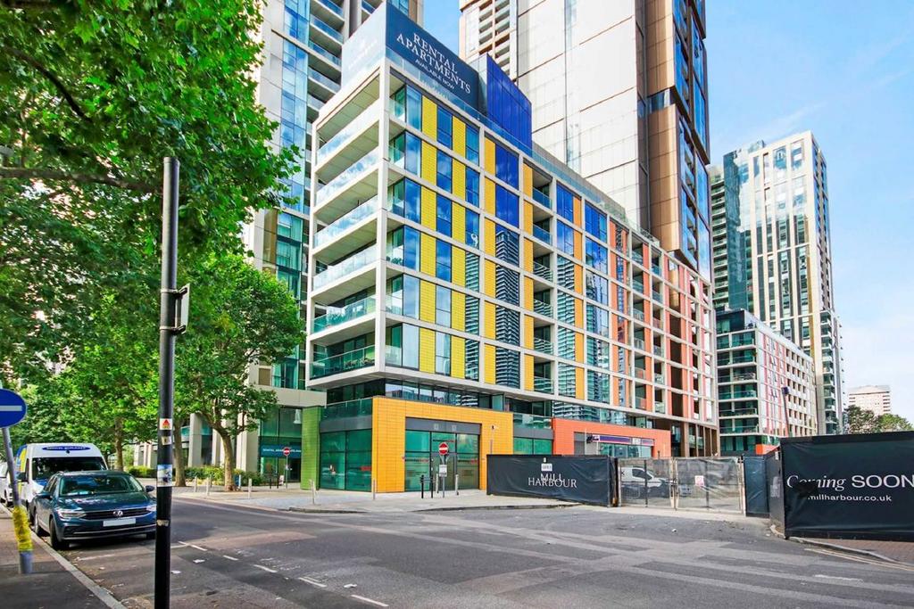 Harbour Way, London E14 1 bed flat - £2,197 pcm (£507 pw)