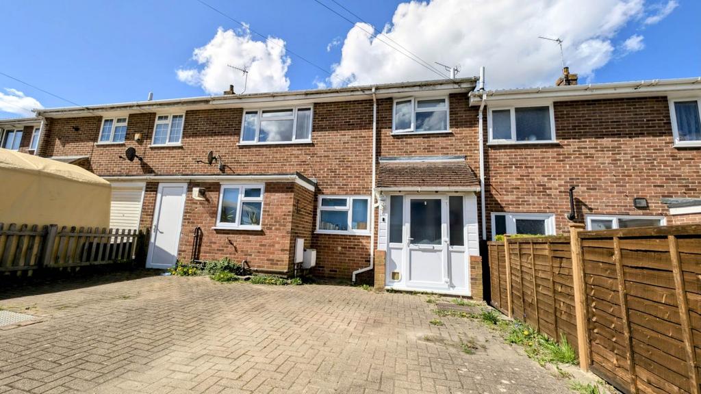 Windsor Walk, Bordon GU35 3 bed terraced house for sale - £370,000