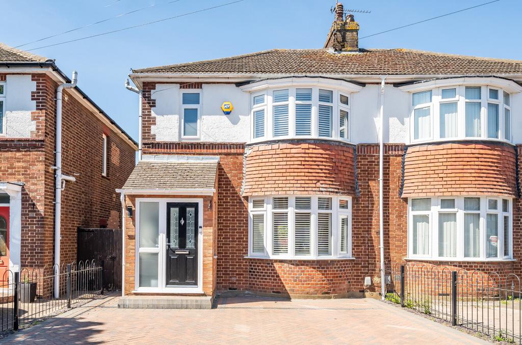Douglas Crescent, Dunstable LU5 3 bed semi-detached house for sale - £ ...