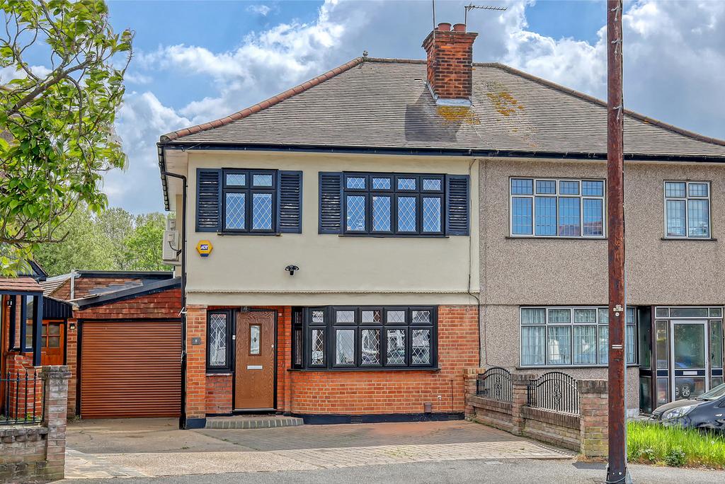 Lynwood Close, Collier Row, RM5 3 bed semi-detached house for sale - £ ...