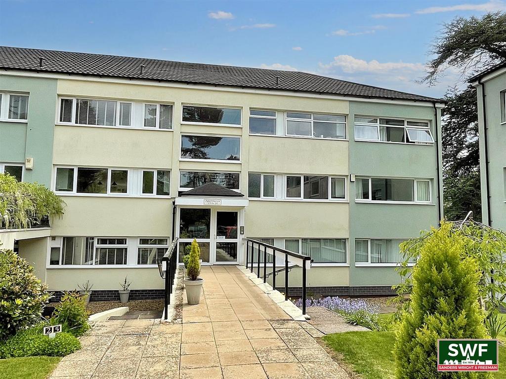 Wightwick Court, Wolverhampton 2 bed apartment - £199,950