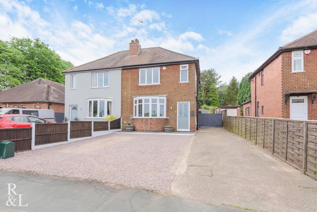 Hillside Road, Castle Gresley 3 bed house - £260,000