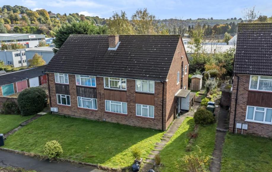 Darvell Drive, Chesham, HP5 2 bed maisonette - £1,550 pcm (£358 pw)