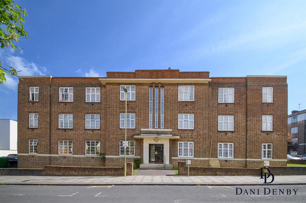 Golders Green Road, London NW11 3 bed flat for sale - £725,000