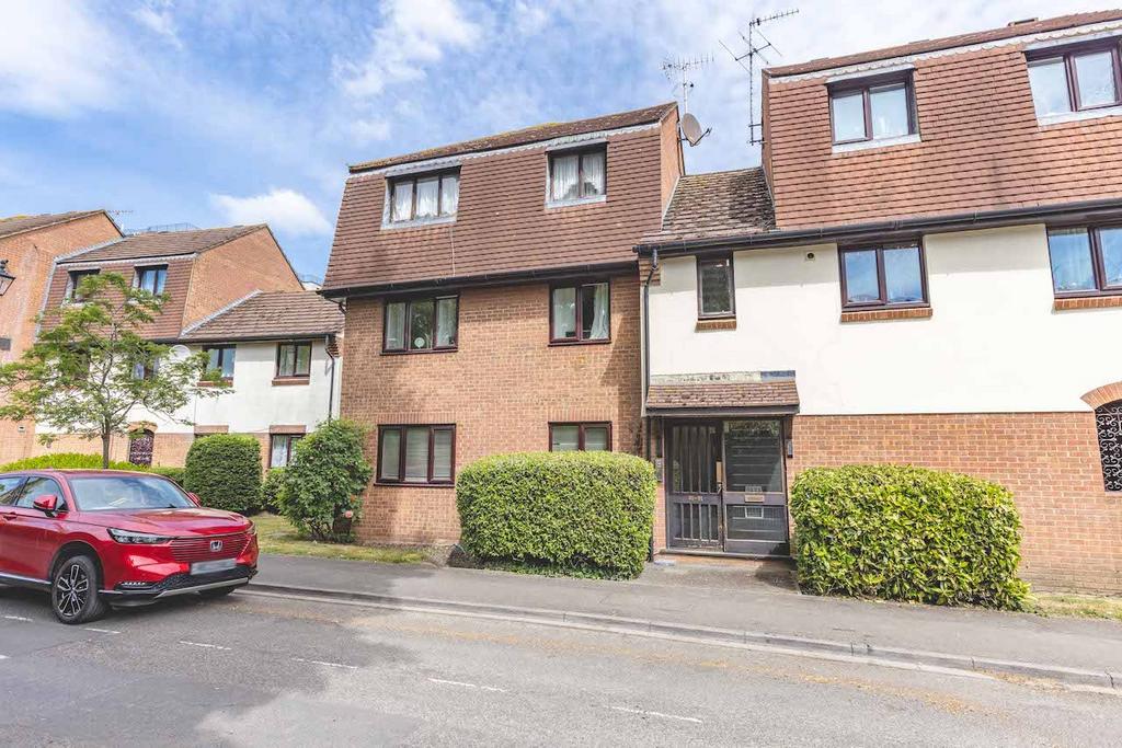 Victoria Street, Slough SL1 1 bed ground floor flat - £180,000