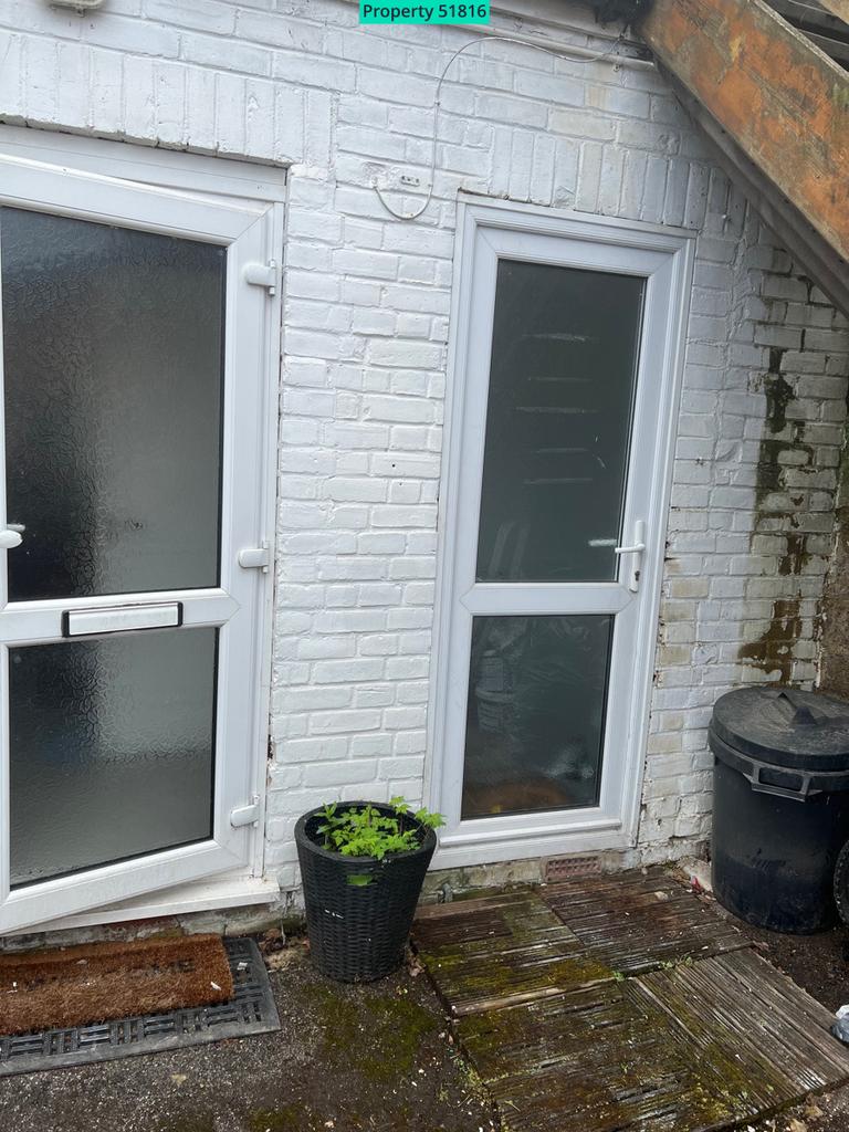 59 Bridge Road, East Molesey, KT8 9ER Property - £1,500 pcm (£346 pw)