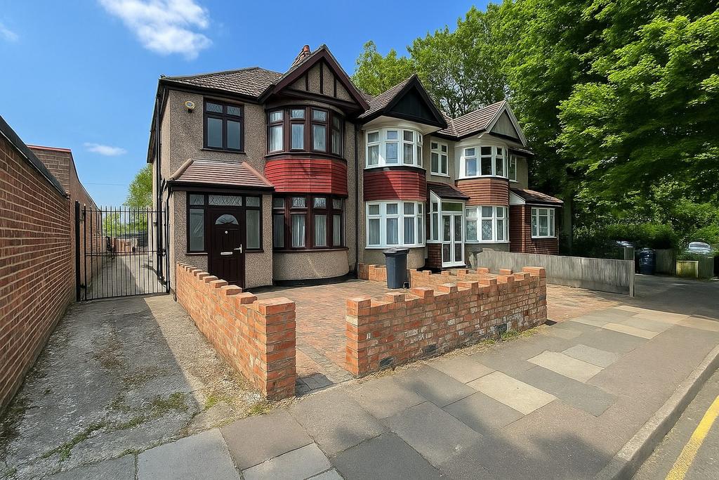 Green Drive, Southall, UB1 3 bed semi-detached house - £620,000