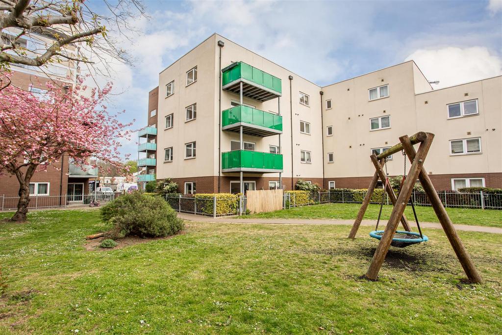Cowden House, Bow, E3 3 bed flat to rent - £2,500 pcm (£577 pw)