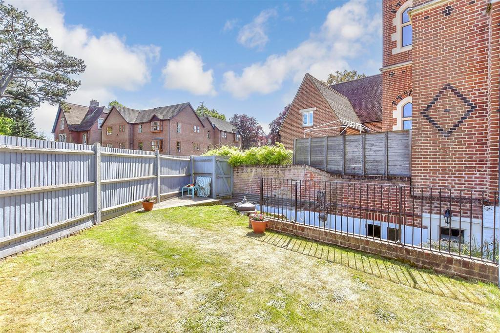 New Dover Road, Canterbury, Kent 1 bed flat for sale - £225,000