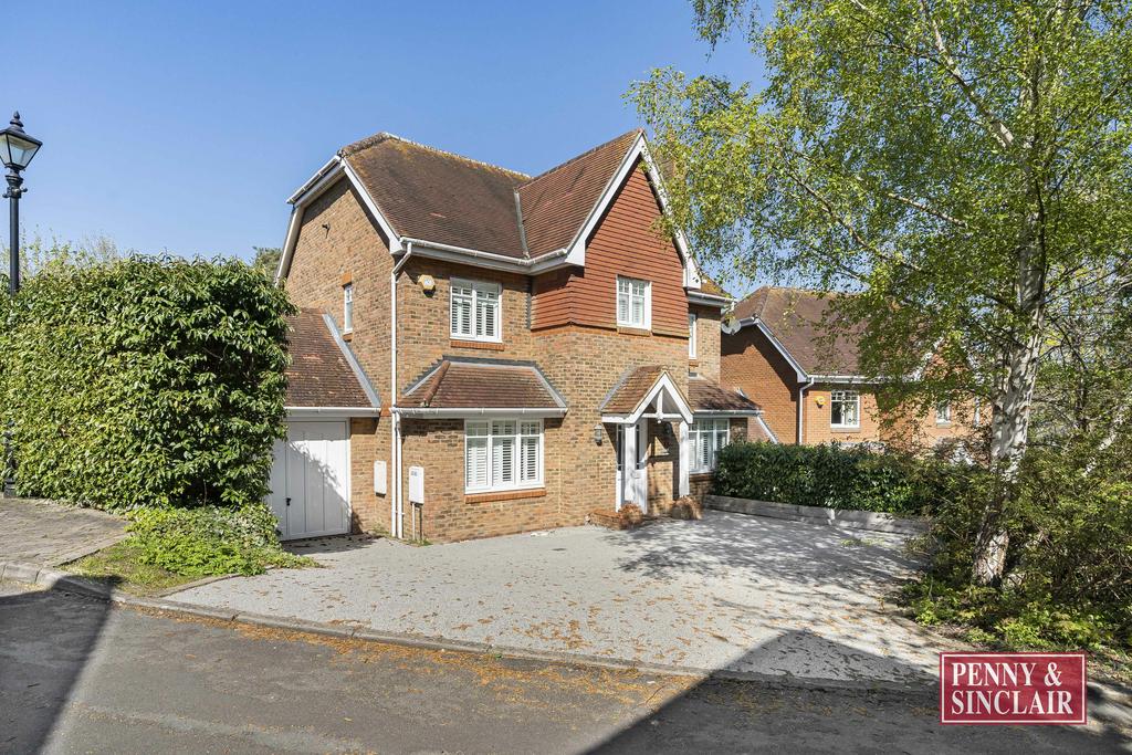 Hobbs End, RG9 1RT 5 bed detached house - £4,750 pcm (£1,096 pw)