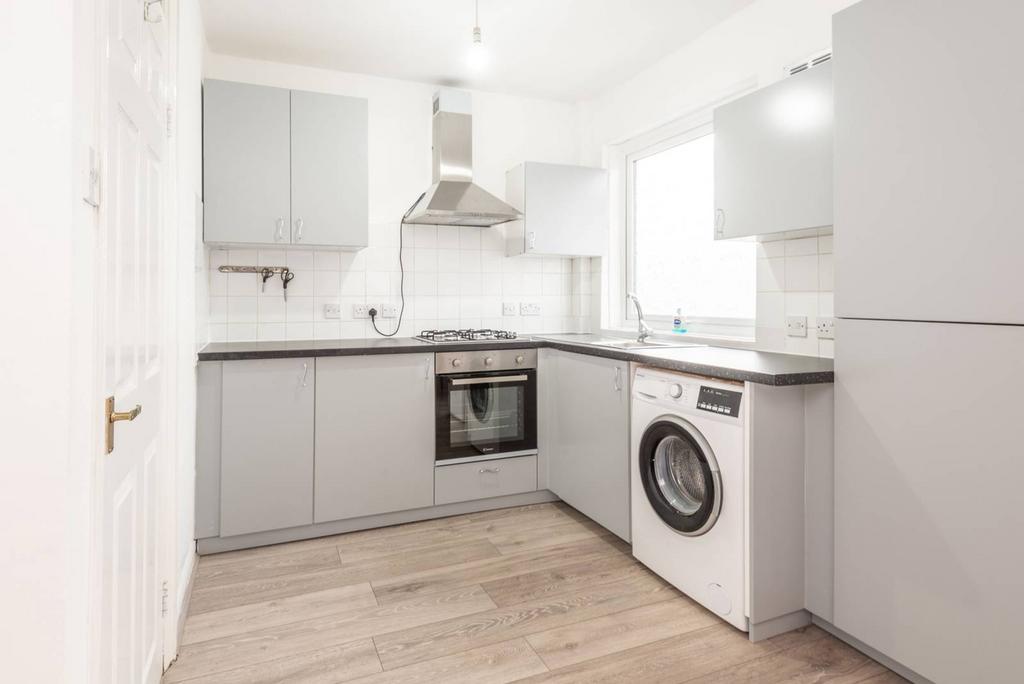 Booth Road, Colindale, London, NW9 2 bed flat - £1,750 pcm (£404 pw)