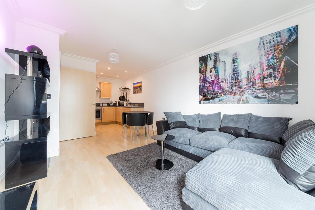 Victoria Road, London W3 1 bed apartment - £1,700 pcm (£392 pw)